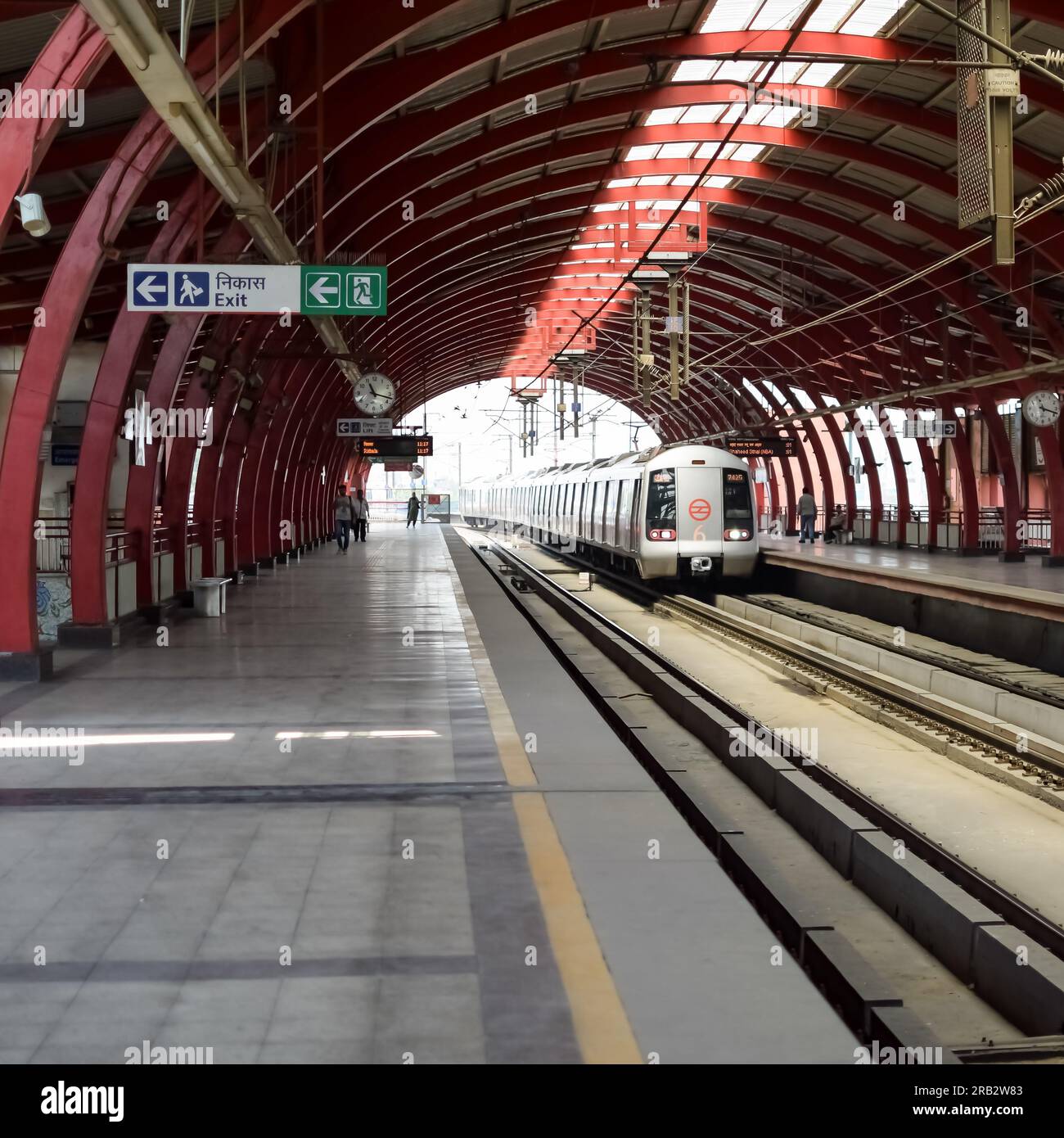 Delhi Metro train arriving at Jhandewalan metro station in New Delhi ...