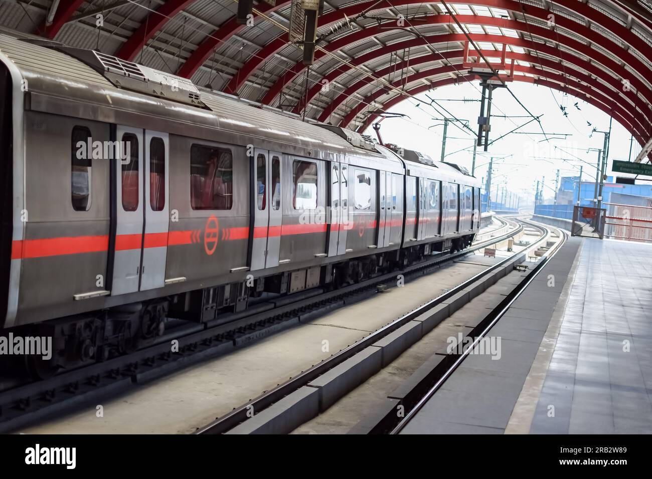 Delhi Metro train arriving at Jhandewalan metro station in New Delhi ...