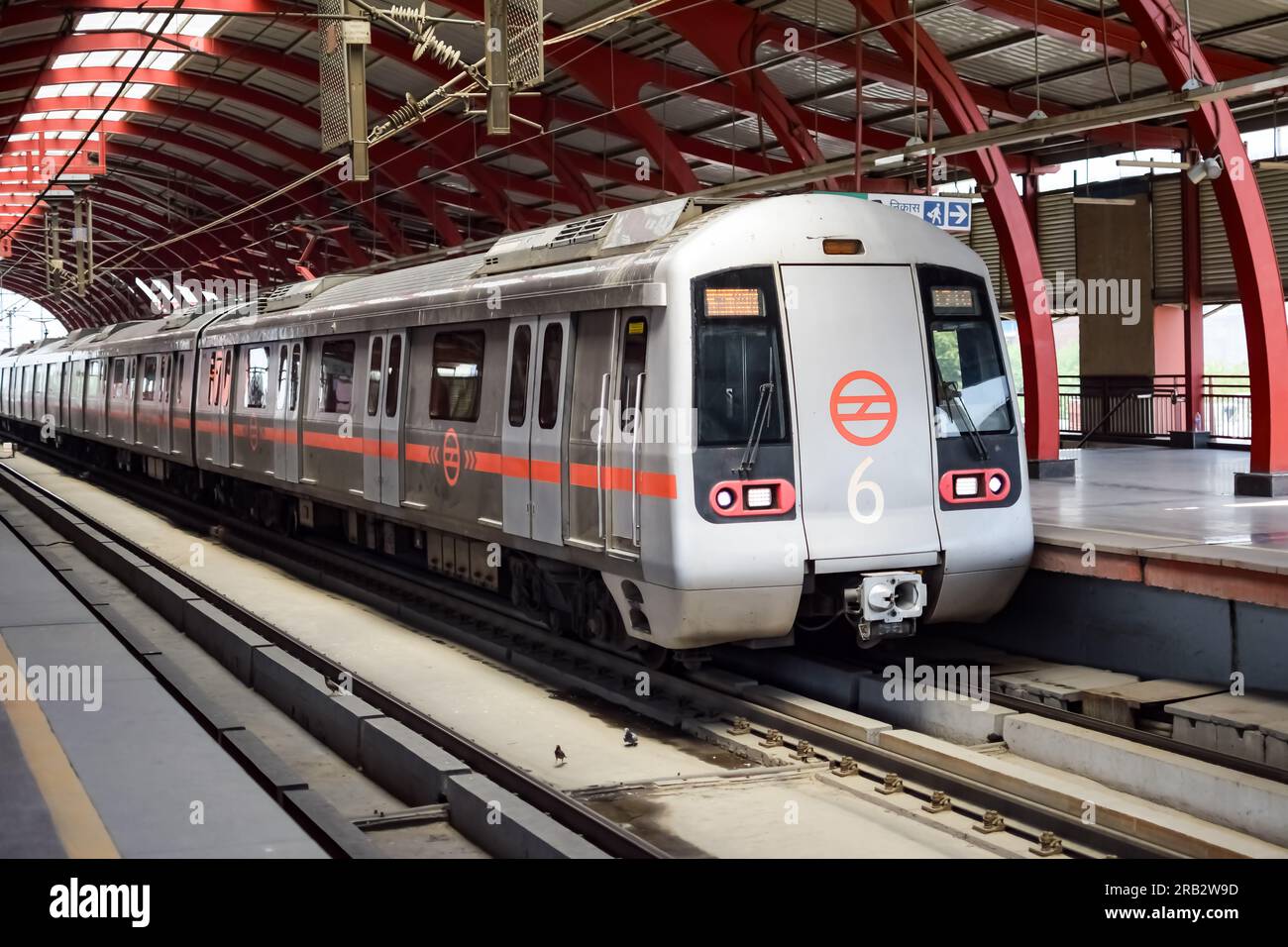 Delhi Metro train arriving at Jhandewalan metro station in New Delhi ...
