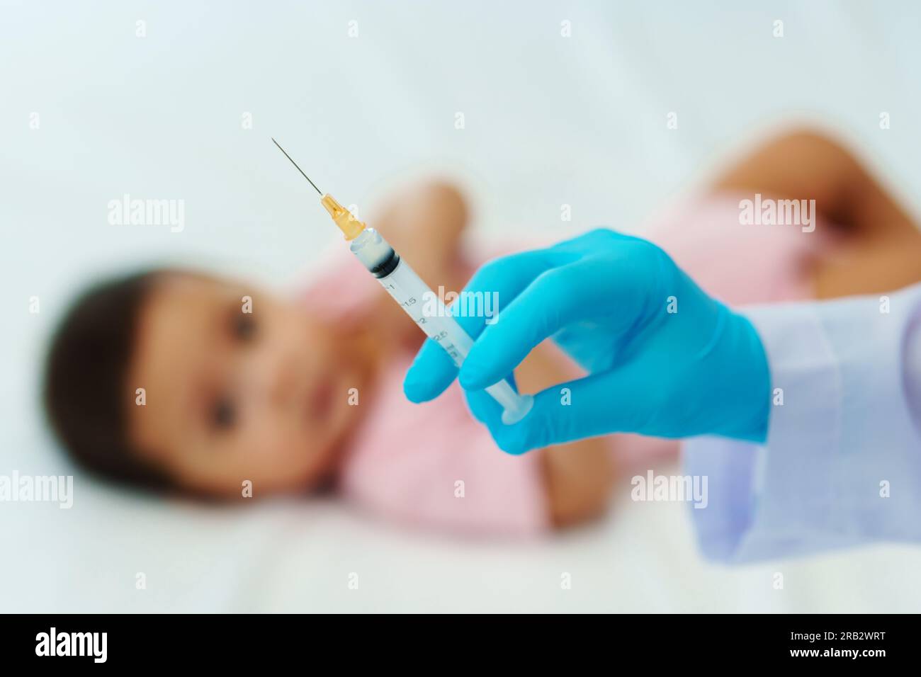 Doctor injection baby hi-res stock photography and images - Alamy