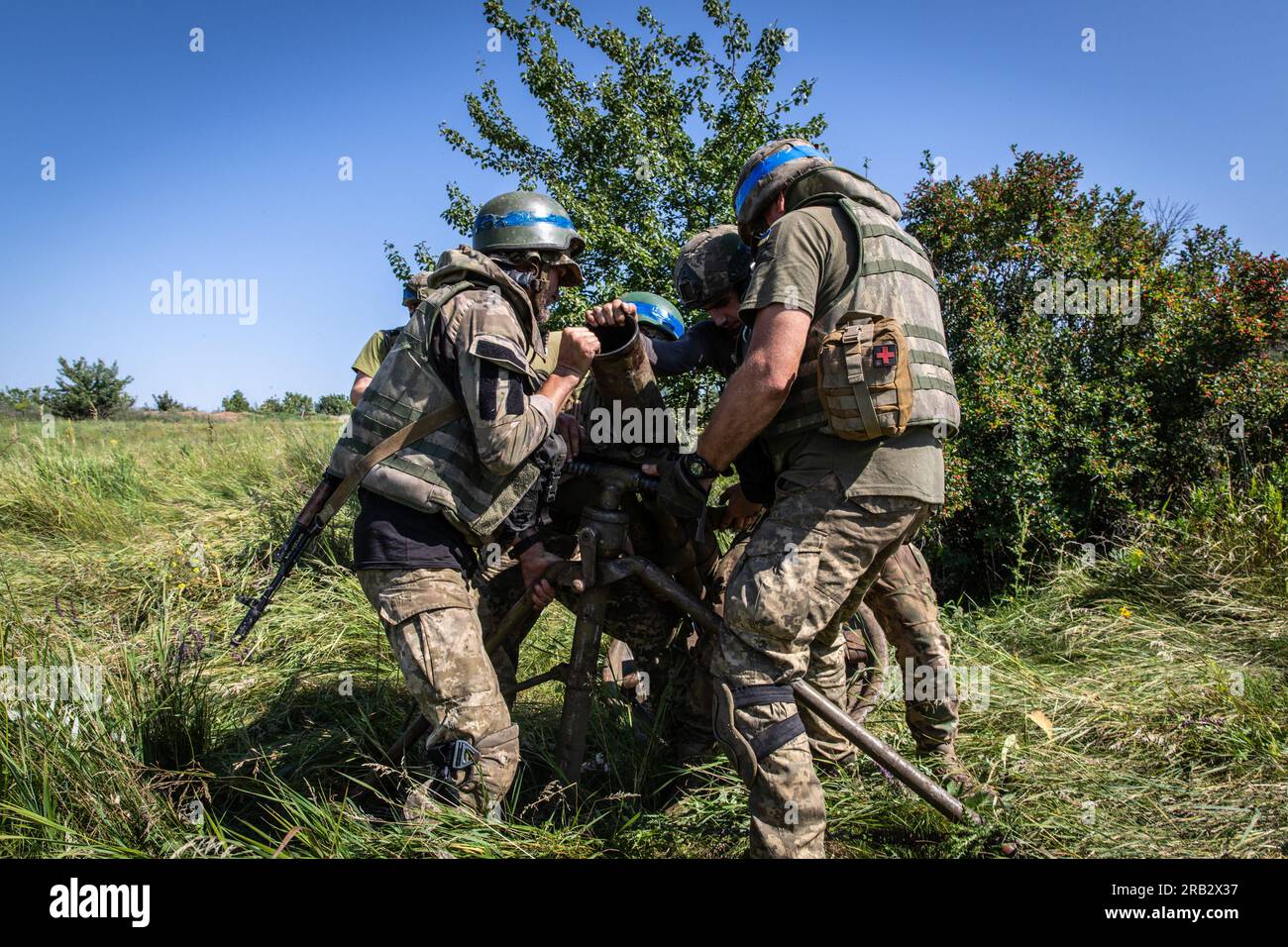 Ukrainian soldiers from the Navy Infantry 35 Brigade deploy a mortar ...