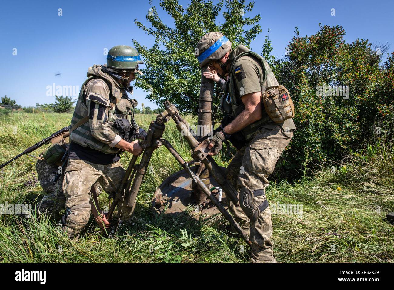 Ukrainian troopers from the Navy Infantry 35 Brigade deploy a mortar ...