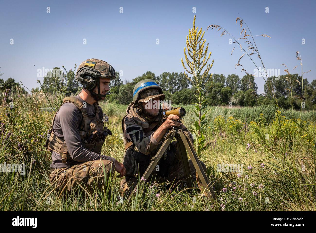 Soldiers from the Ukraine Navy Infantry 35 Brigade performing mortar ...
