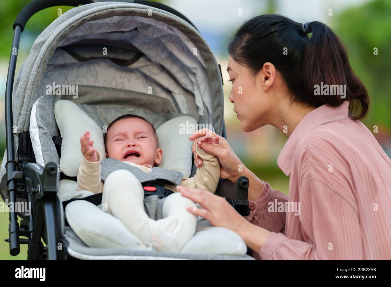 Shocking Video Mutter Mit Kind Clipart