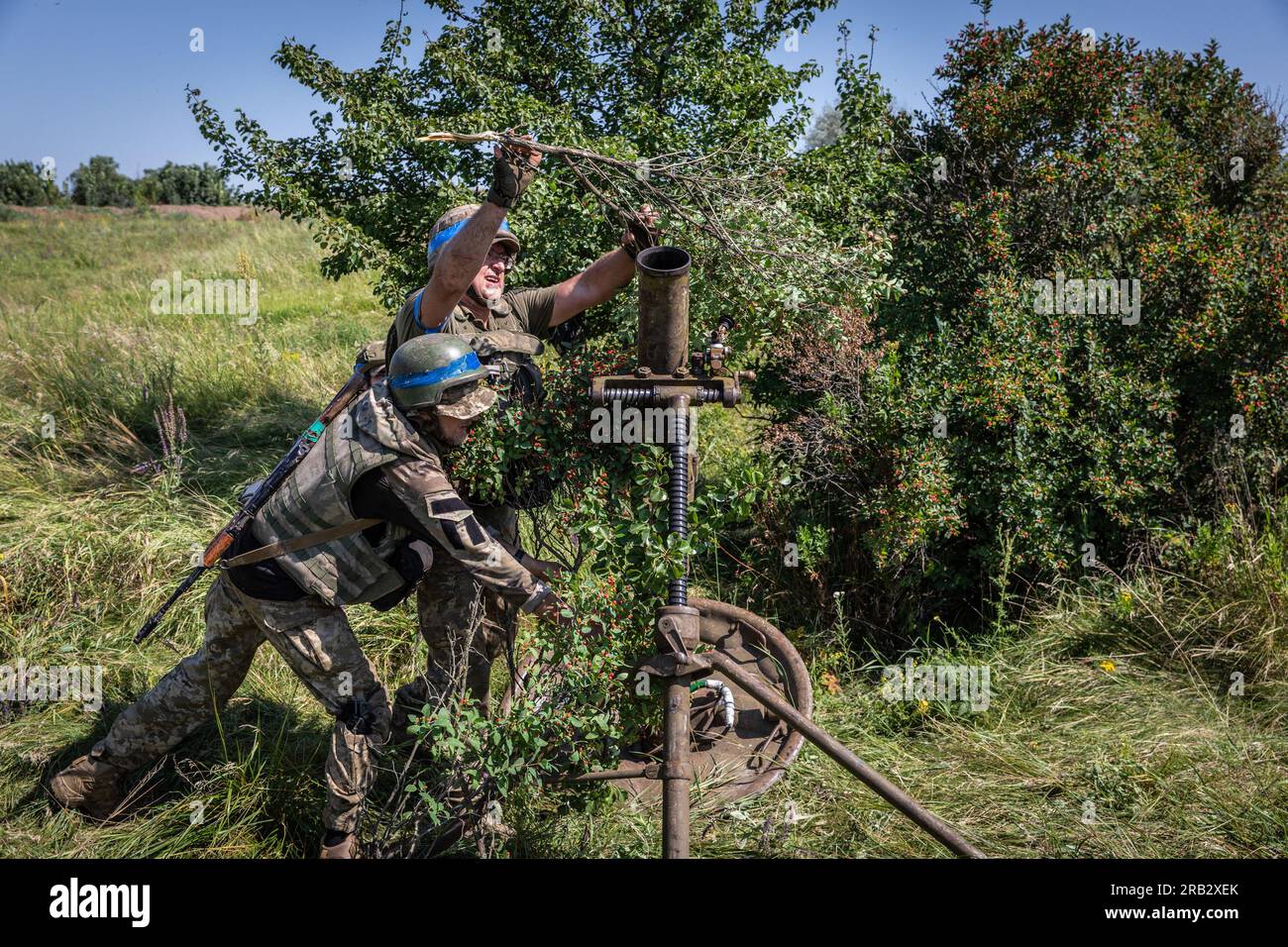 Soldiers from the Navy Infantry 35 Brigade seen covering the mortar ...