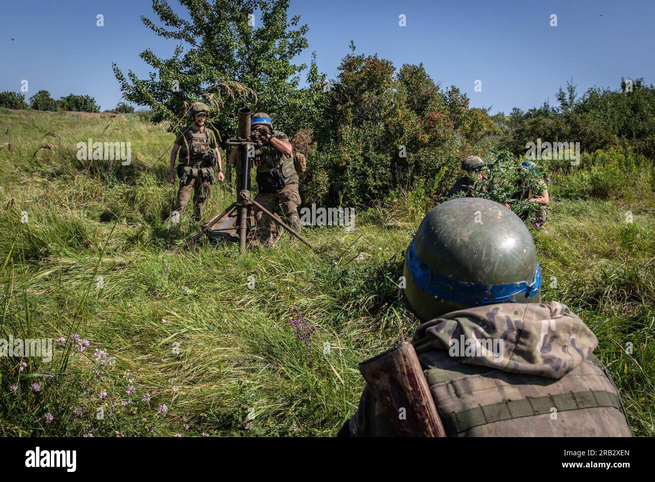 Ukrainian soldiers from the Navy Infantry 35 Brigade performing mortar ...