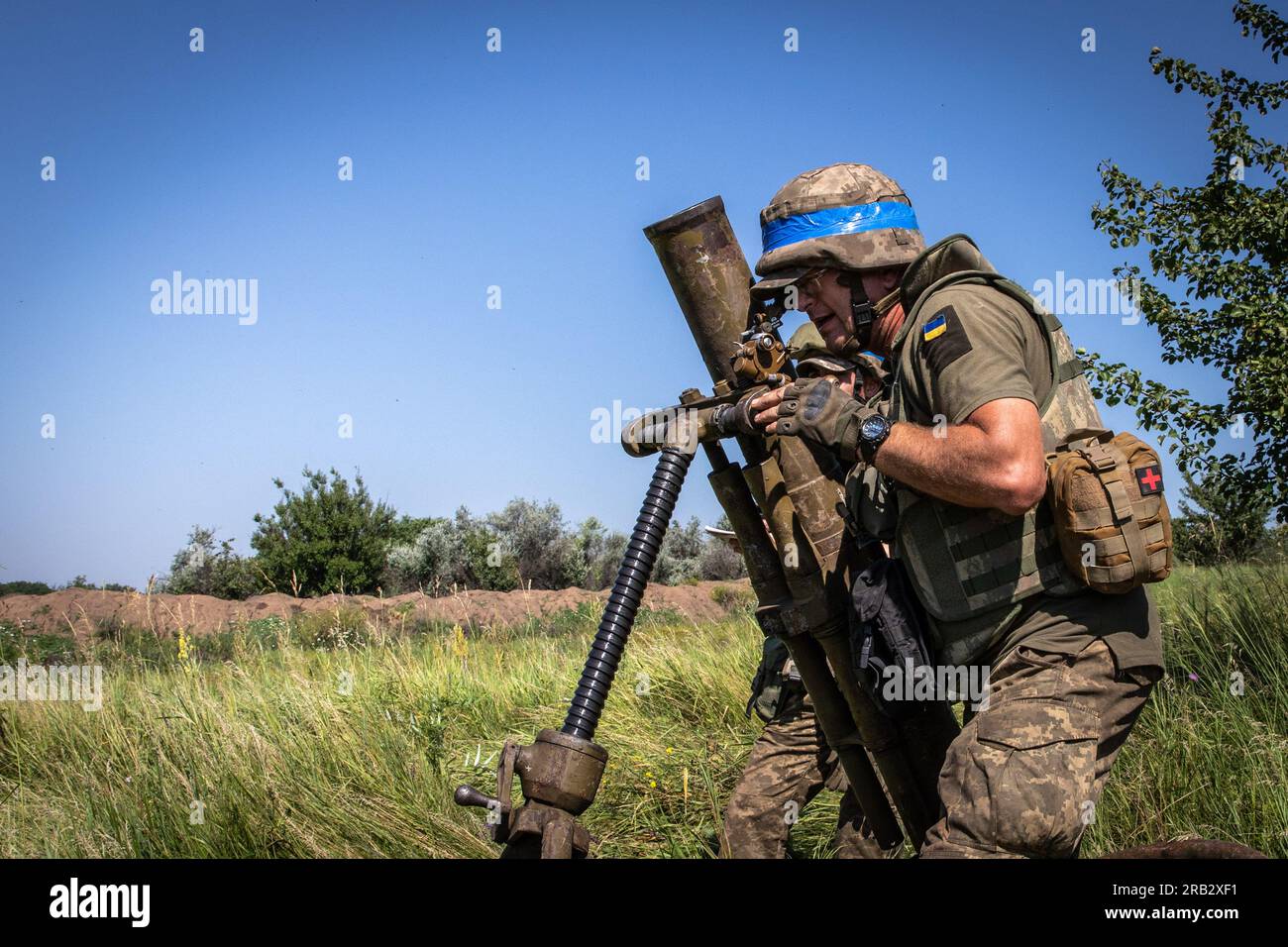 Soldiers from the Navy Infantry 35 Brigade performing mortar training ...