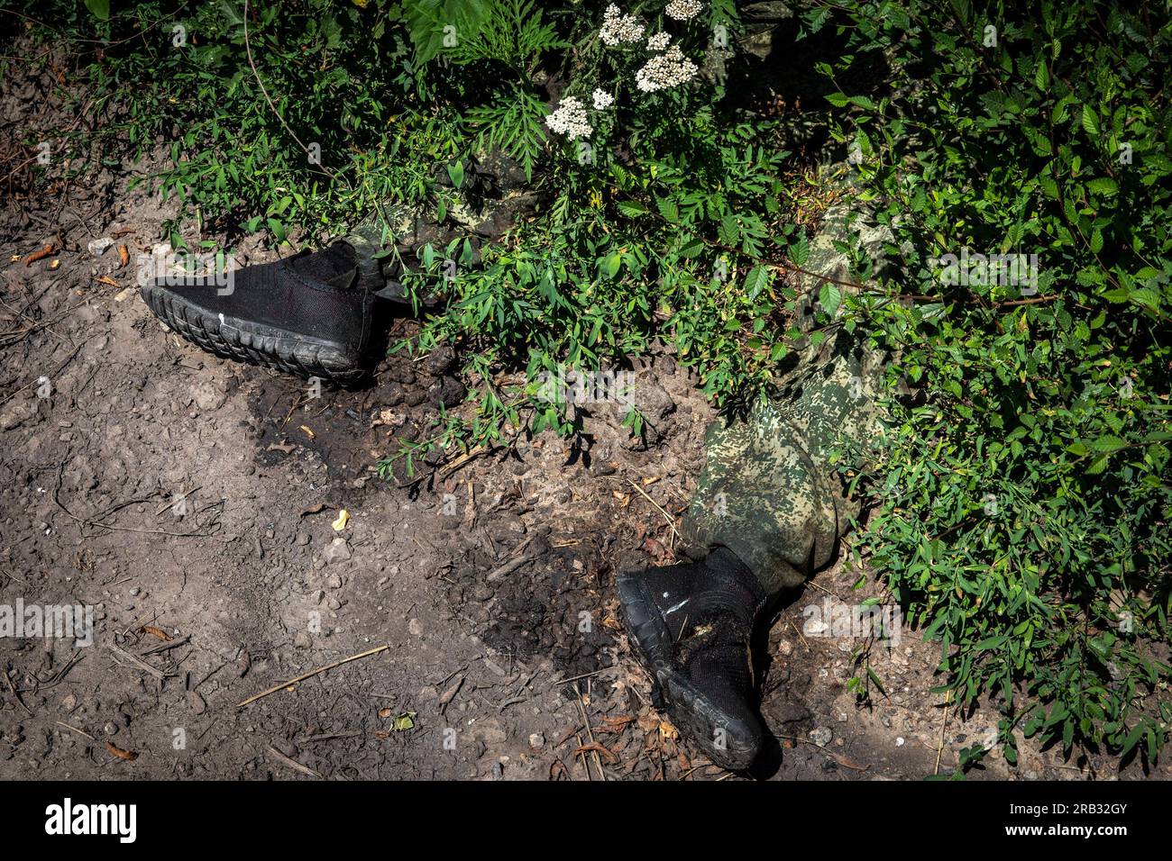 (EDITOR'S NOTE: image depicts death) Feet from the body of a dead ...