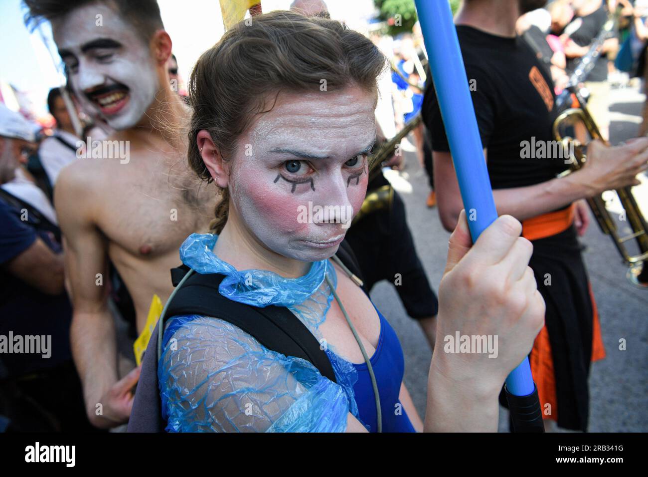 Avignon, France. 06th July, 2023. A performer with her face painted ...
