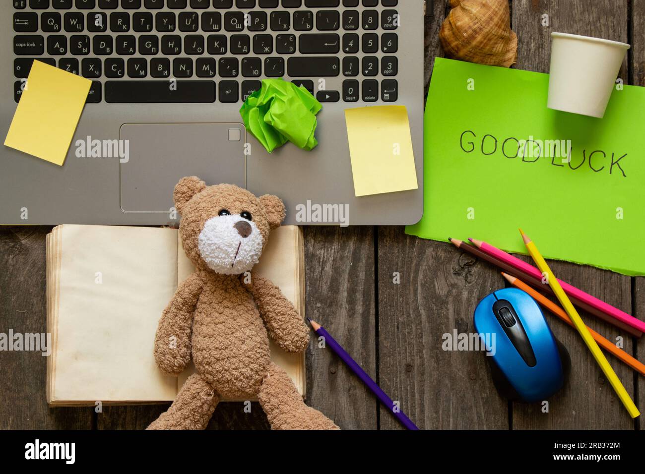 mess on the desktop laptop pencils and money paper Stock Photo - Alamy