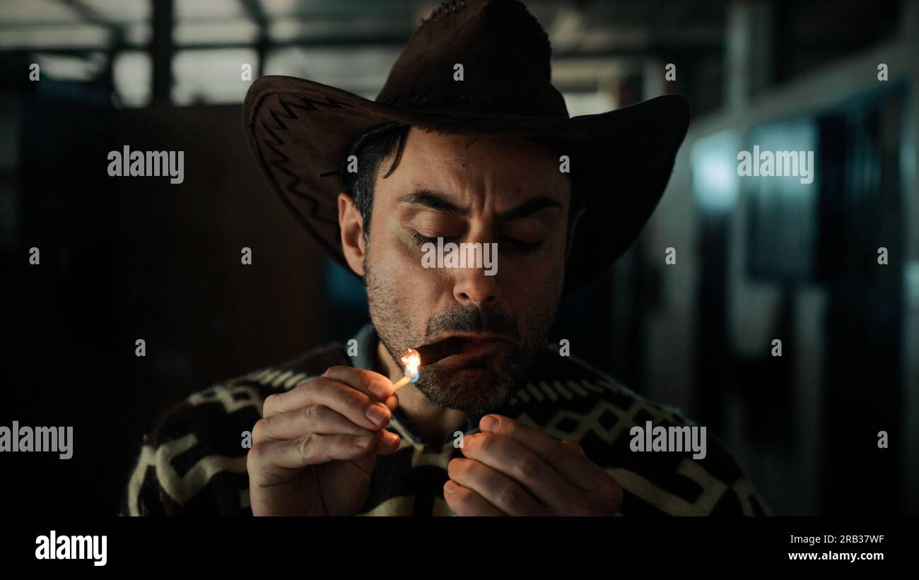 Man smoke a cigar Stock Photo - Alamy