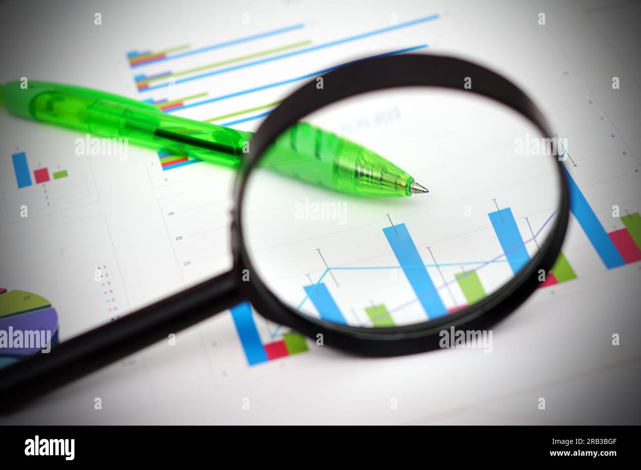 Magnifying glass charts market hi-res stock photography and images - Alamy