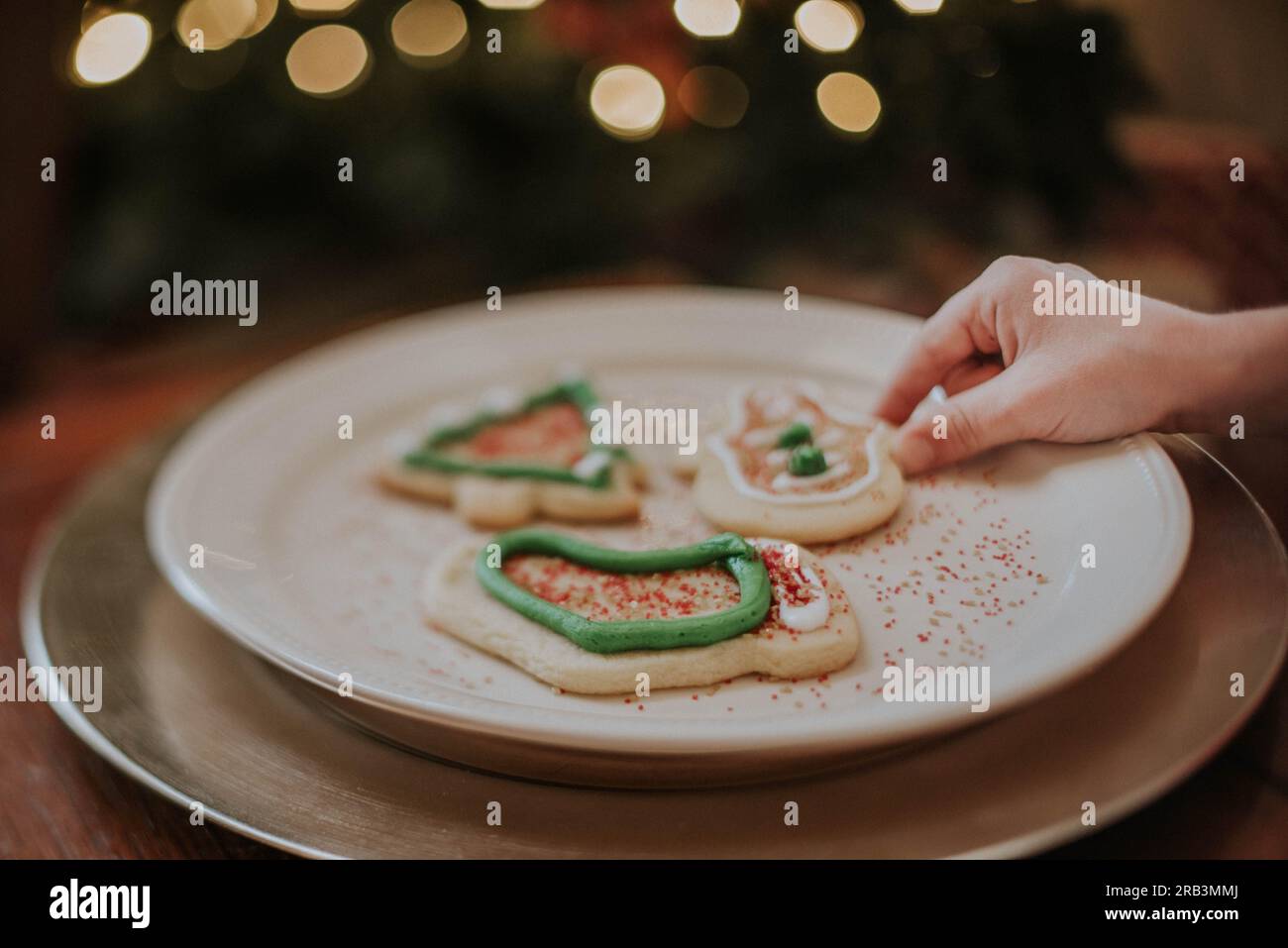 Girls with plate hi-res stock photography and images - Alamy