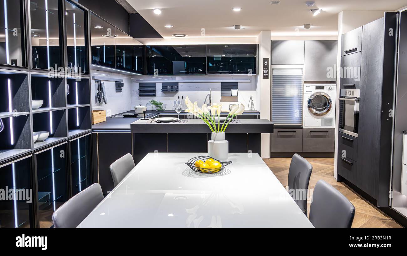 High end white kitchen hi-res stock photography and images - Alamy
