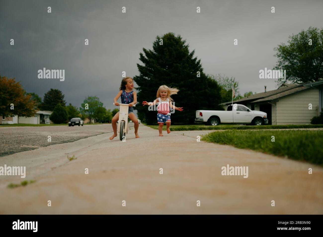 Summer sisters hi-res stock photography and images - Alamy