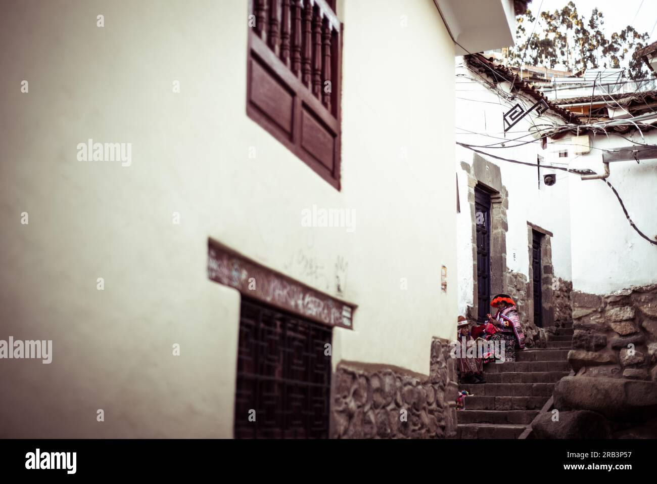 Peaking around corner hi-res stock photography and images - Alamy