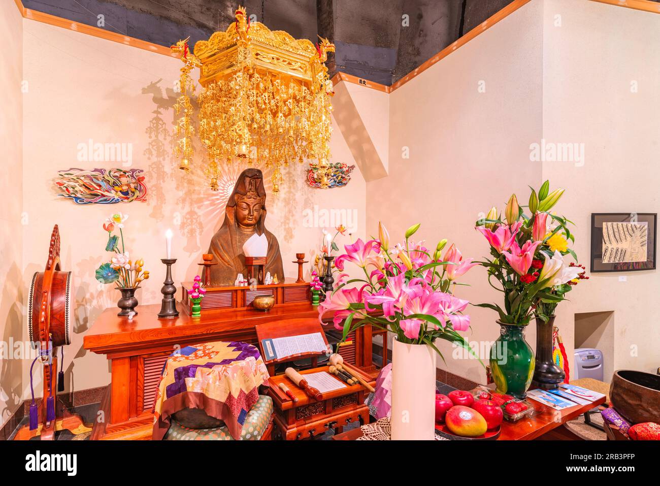 kanagawa, oofuna - 25 dec 2022: Meditative wooden bust of the Japanese ...