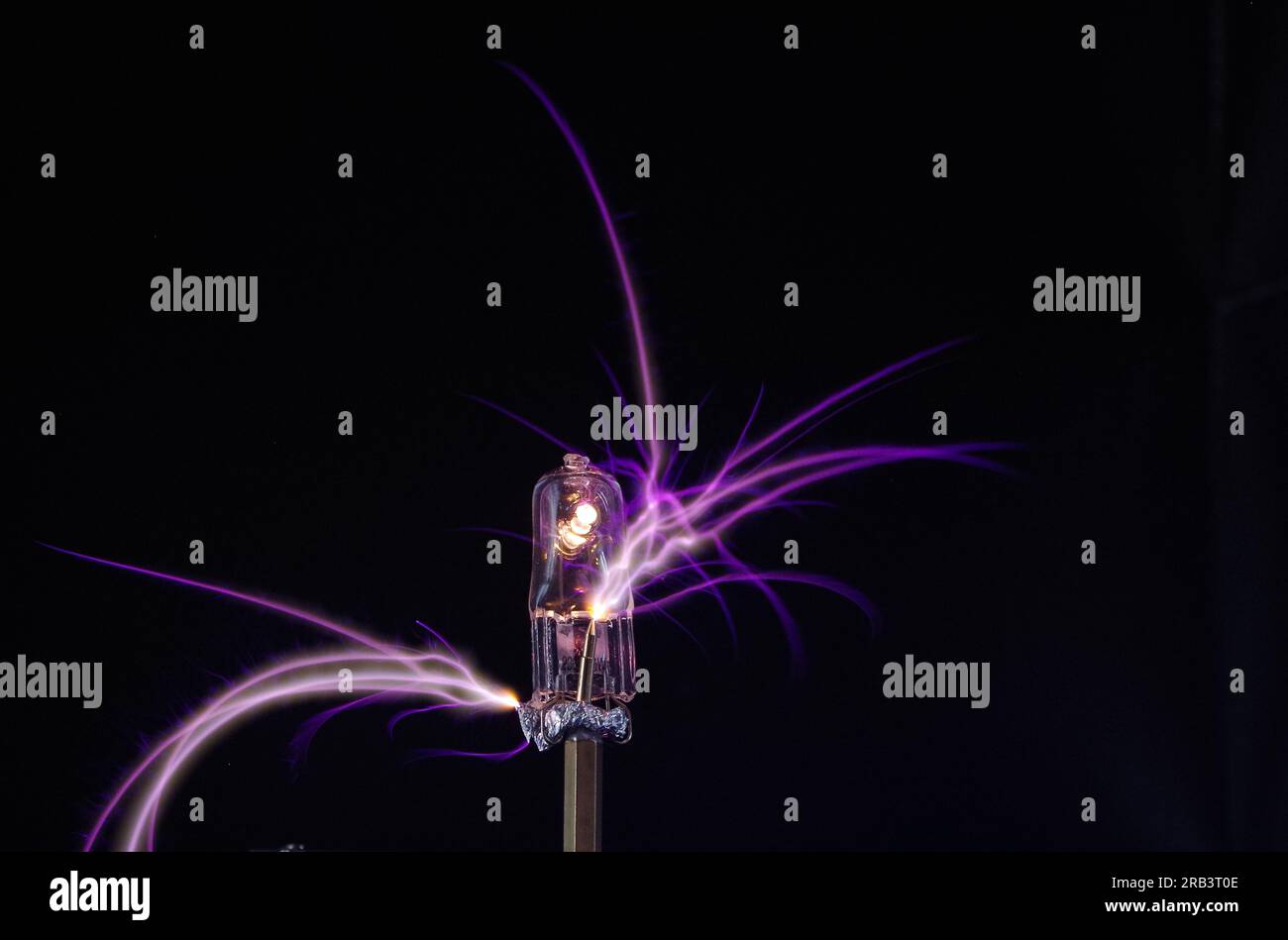 Tesla coil hi-res stock photography and images - Alamy