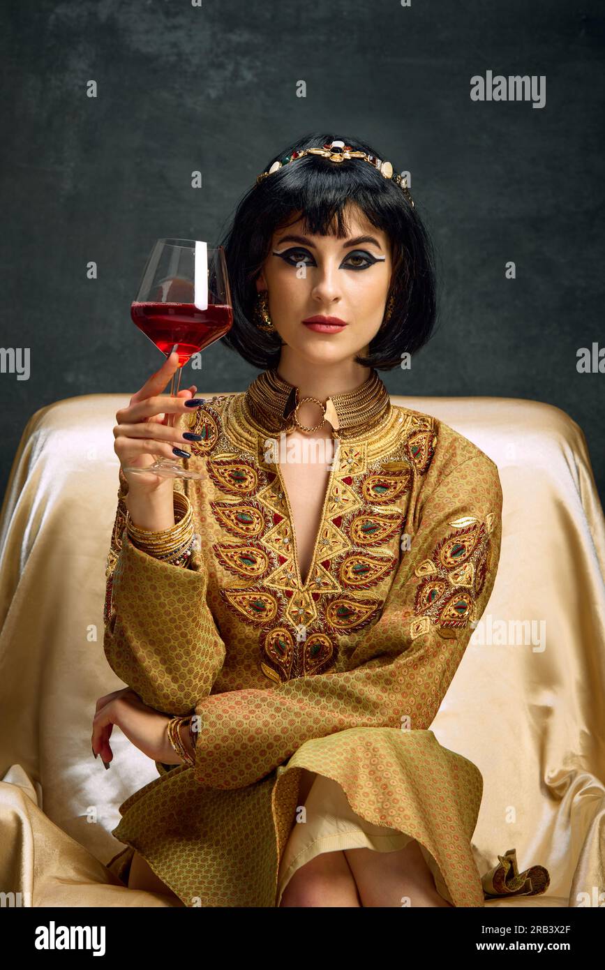 Portrait of noble, beauiful yougn woman in imag of queen, Cleopatra, in ...