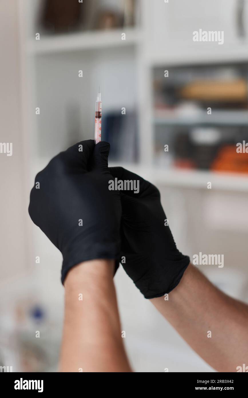 Physician hand with the syringe for injection Stock Photo - Alamy