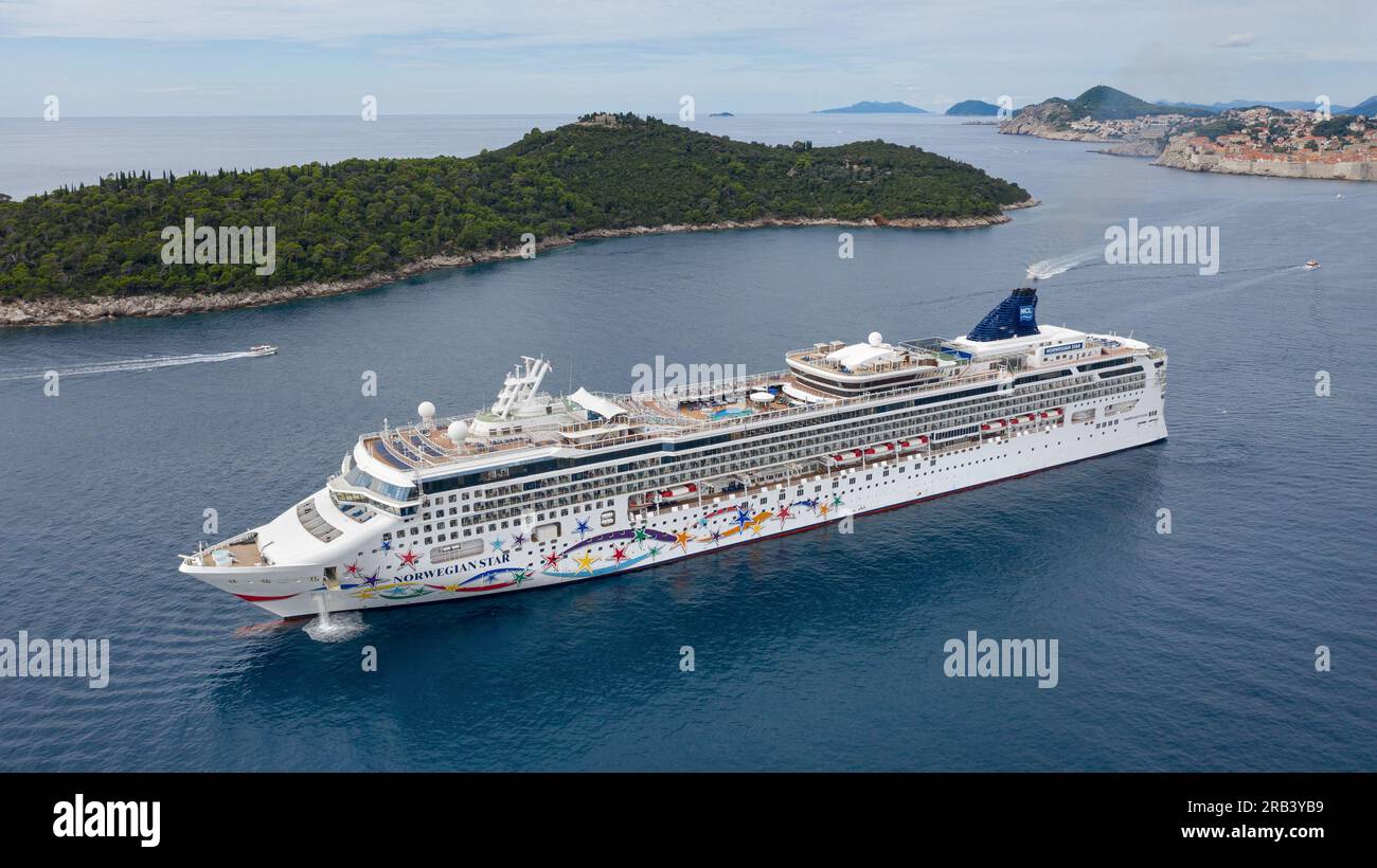 Dubrovnik overcrowded hi-res stock photography and images - Alamy