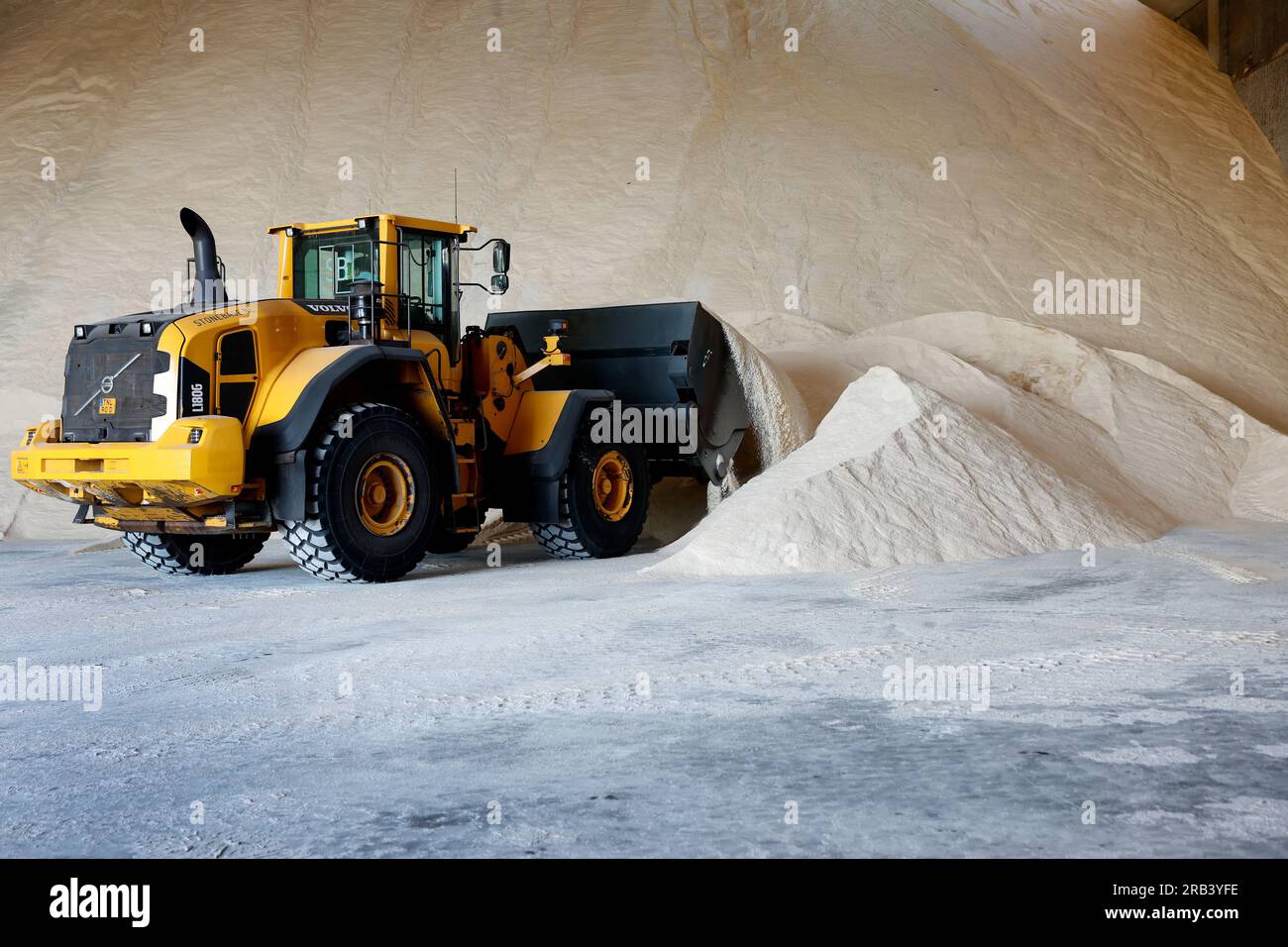 Sprinkling barges hi-res stock photography and images - Alamy