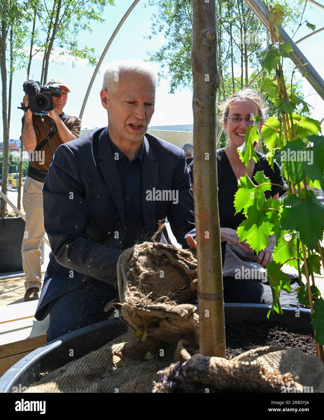 07 July 2023, Berlin: Klaus Biesenbach, Director of the New National Gallery, and Dagmar ...