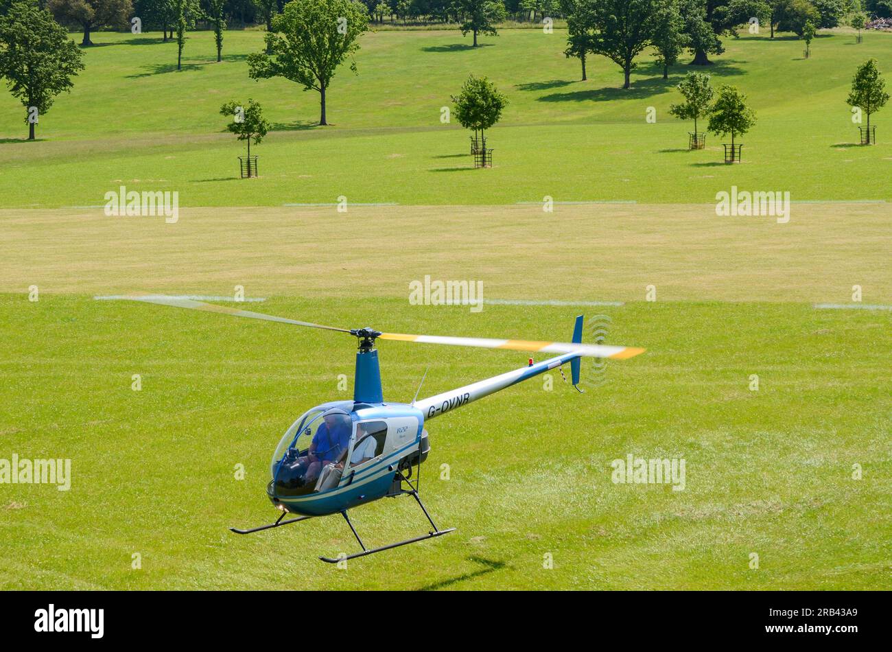 Robinson r22 helicopter hi-res stock photography and images - Alamy