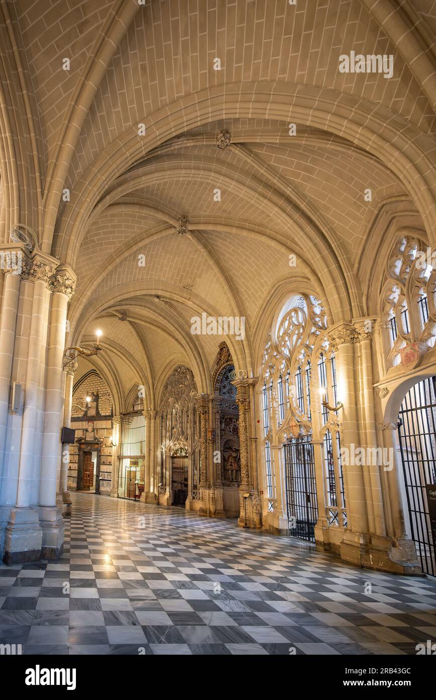Toledo cathedral interior hi-res stock photography and images - Alamy