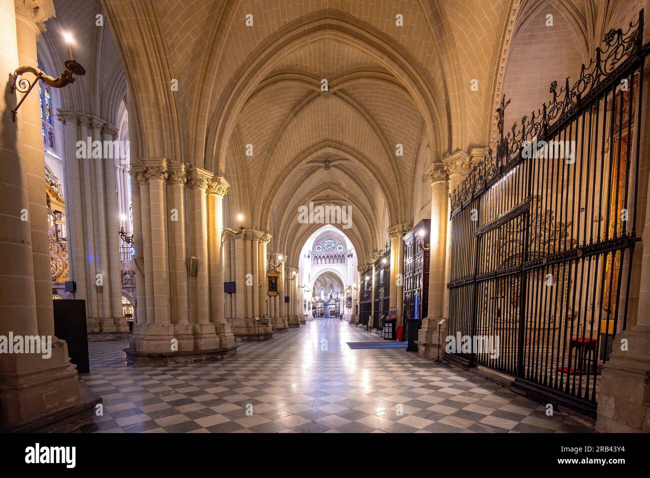 Toledo cathedral interior hi-res stock photography and images - Alamy