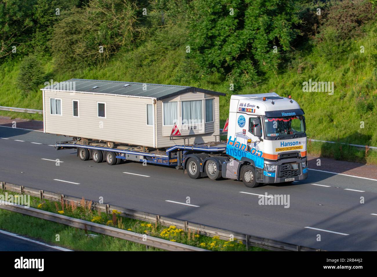 Hanson European Caravan Transport Ltd, CONVOI EXCEPTIONNEL, carrying ...