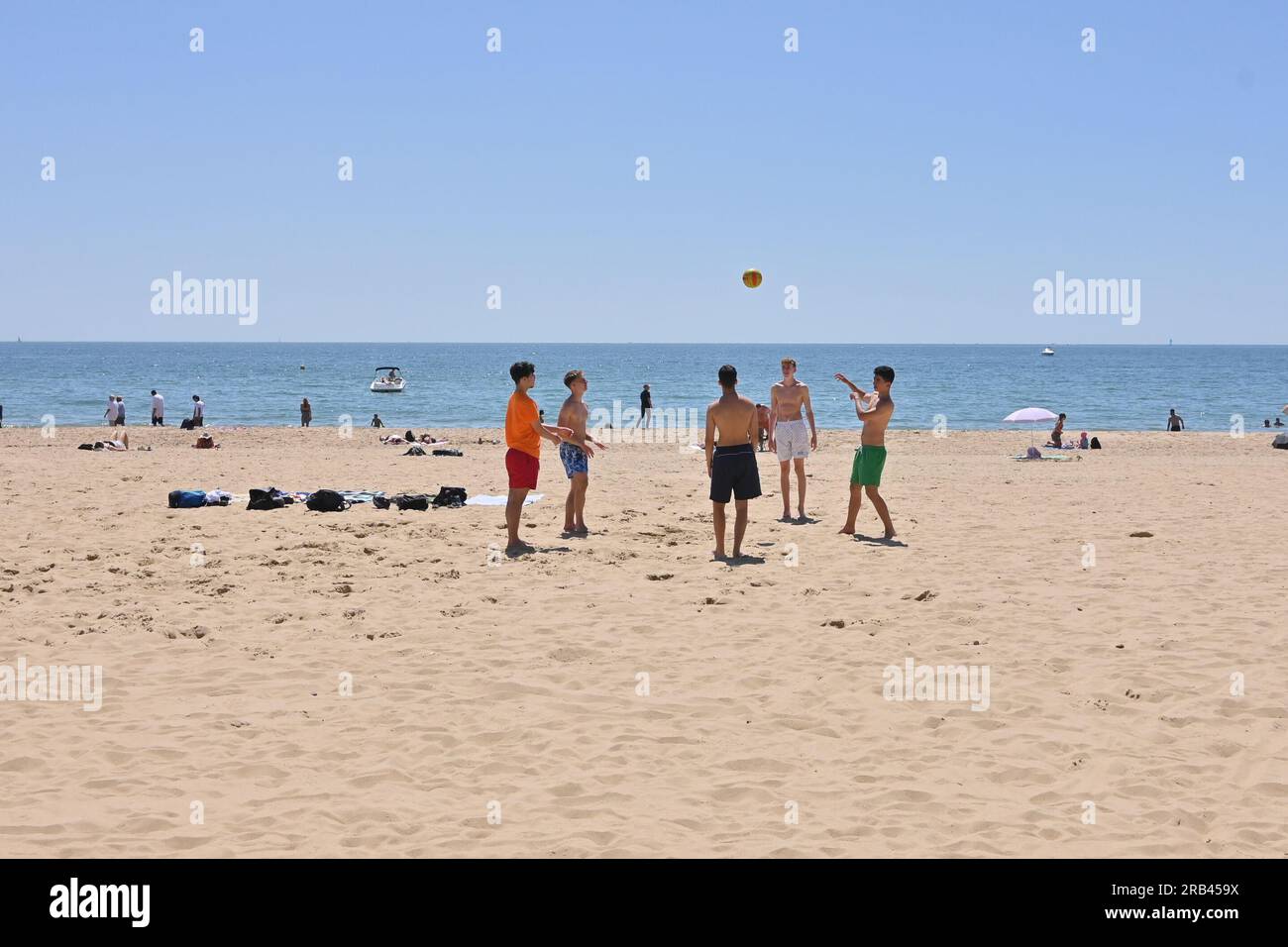 Bournemouth, Dorset, England, UK, 7th July 2023, Weather. Hot and sunny ...