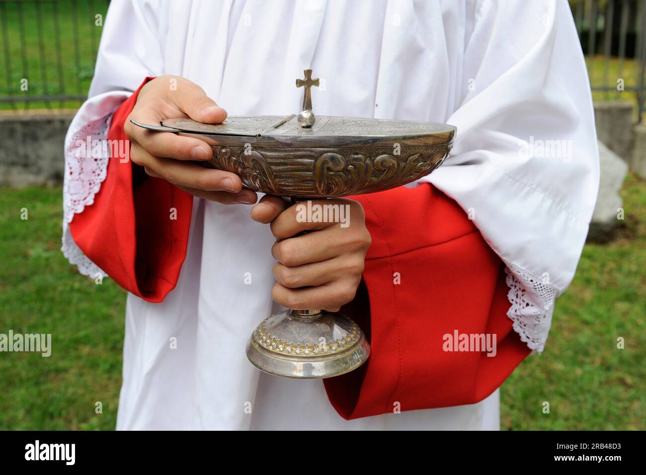 Altar boys hi-res stock photography and images - Alamy