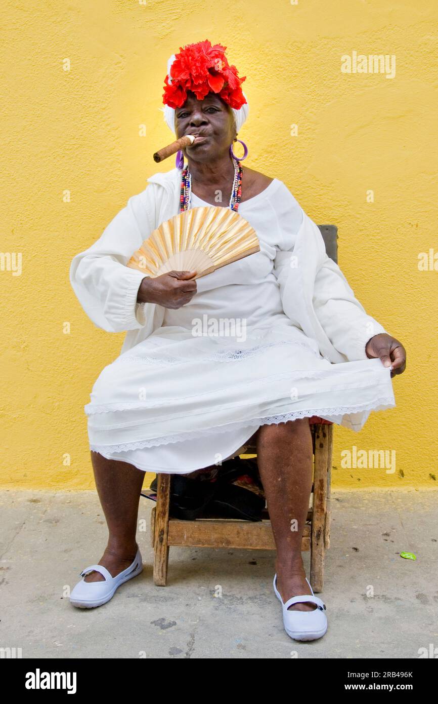 Cuban women smoking cigar hi-res stock photography and images - Alamy