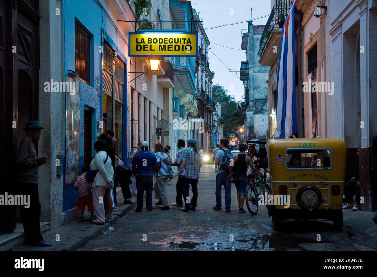 Cuba, Havana, daily life near la bodeguita del medio Stock Photo - Alamy