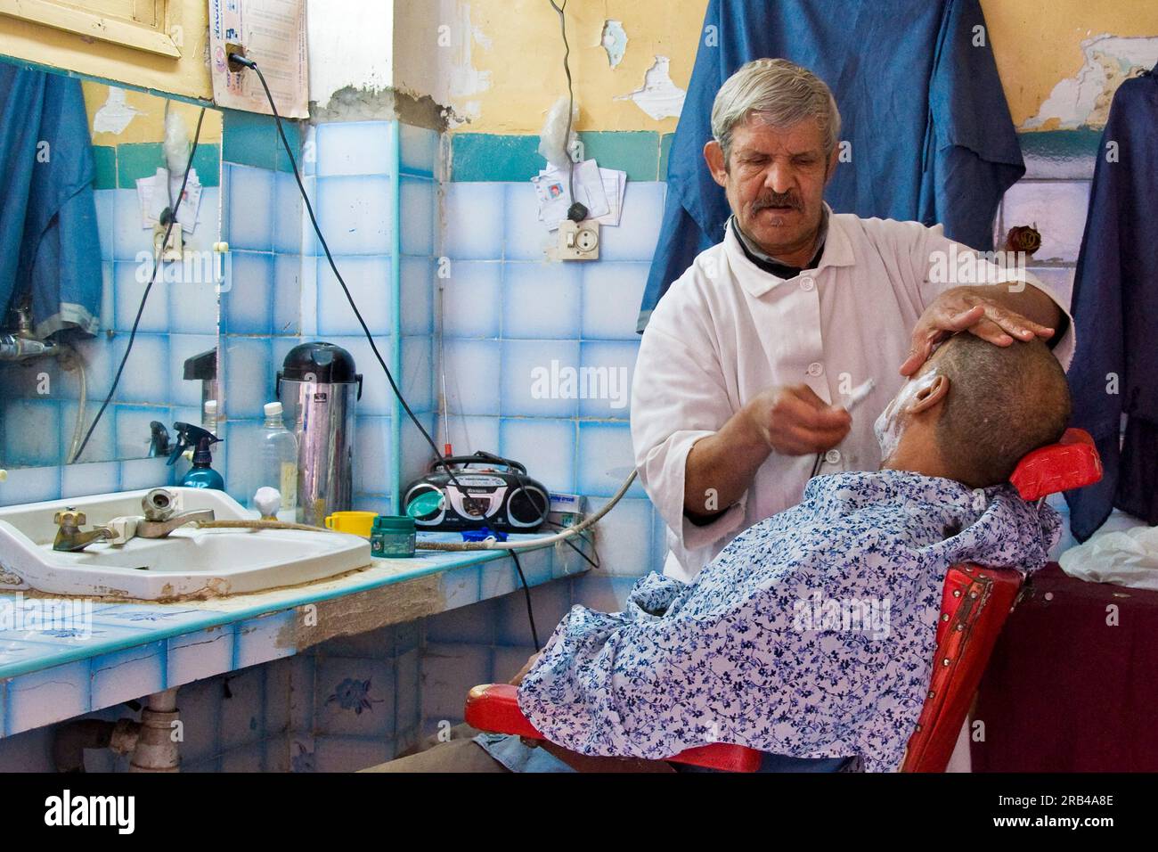 Barber shaving people hi-res stock photography and images - Alamy