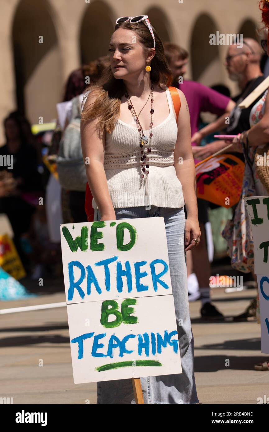 "We'd rather be teaching" placard supporting striking NEU teachers who ...