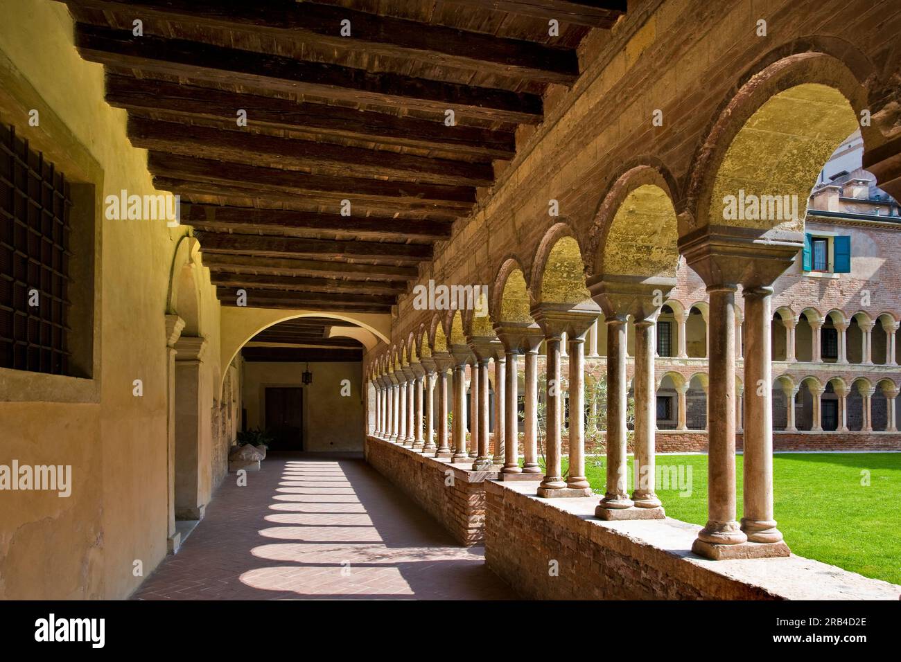 Romanesque structures hi-res stock photography and images - Alamy