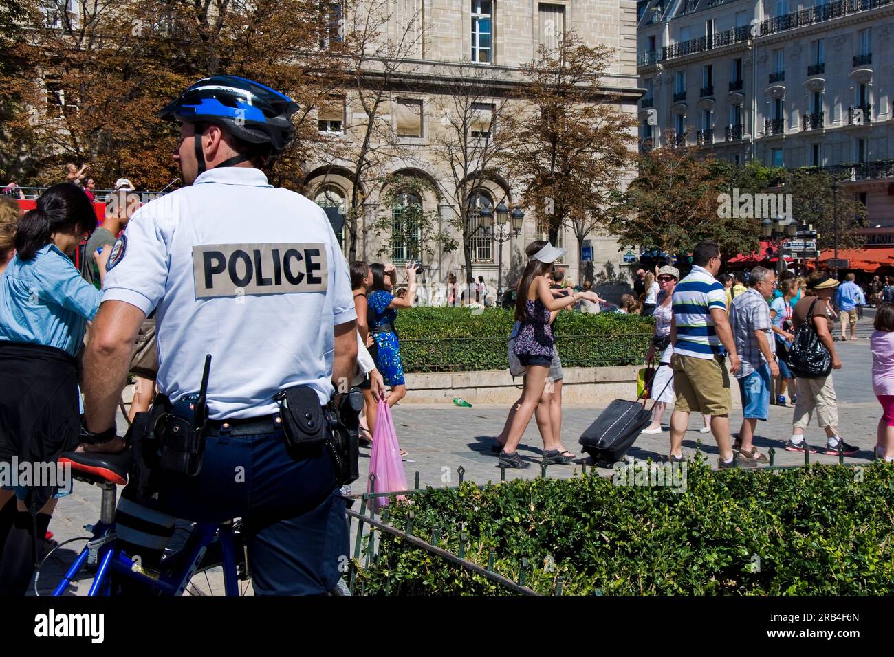 Europe france paris policeman hi-res stock photography and images - Alamy