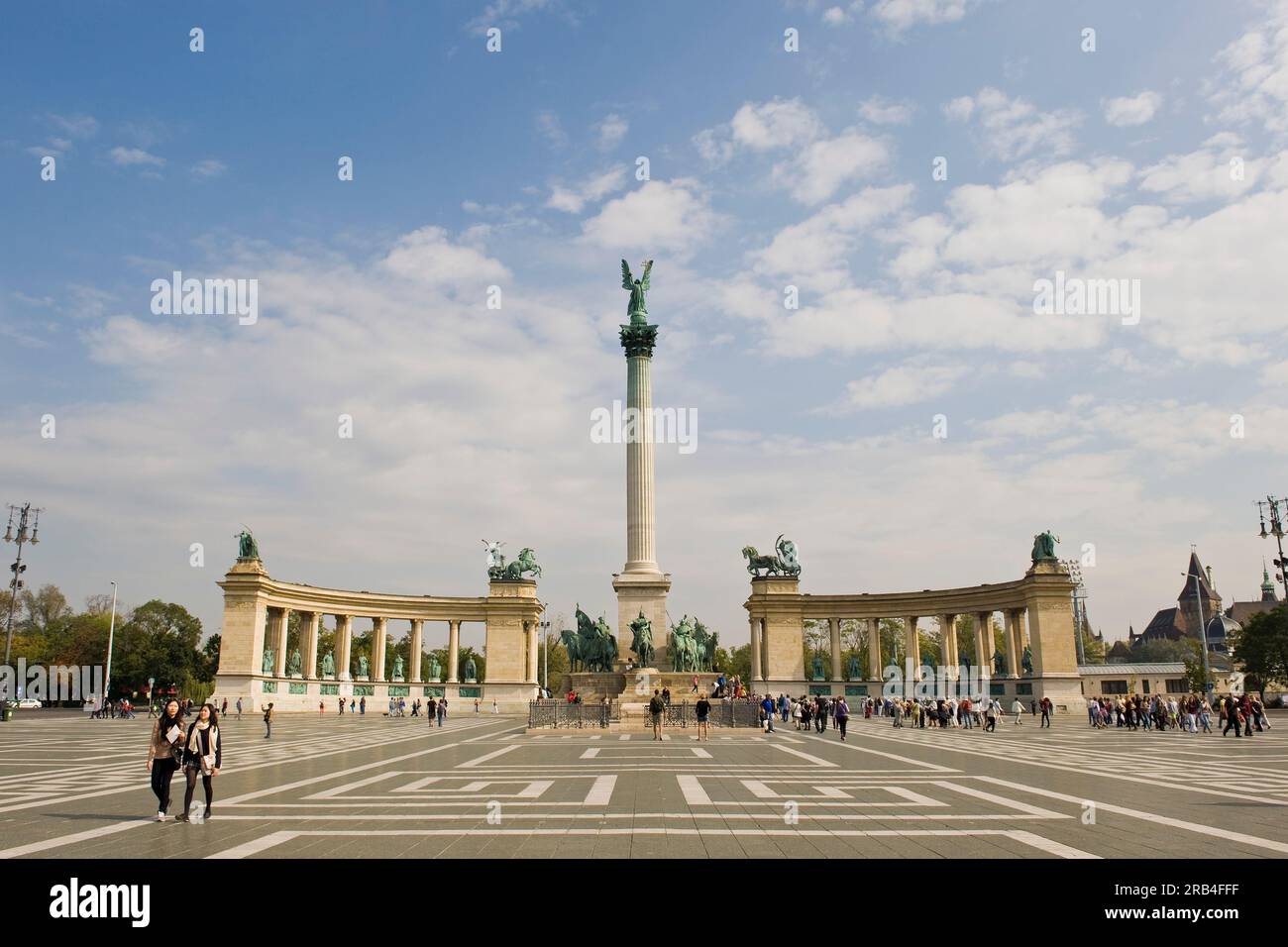 European city squares hi-res stock photography and images - Alamy