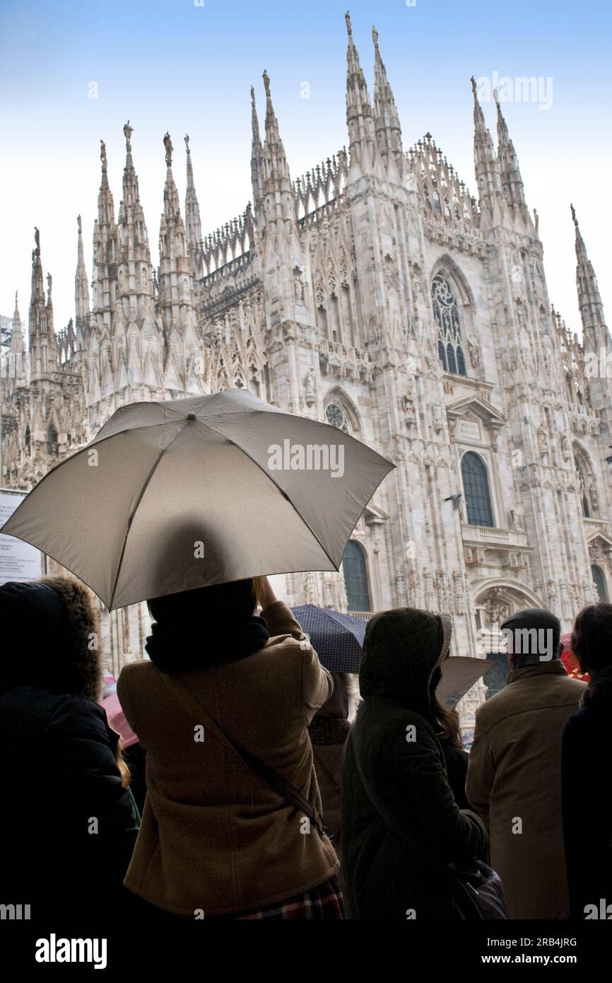 Milan duomo rain hi-res stock photography and images - Alamy