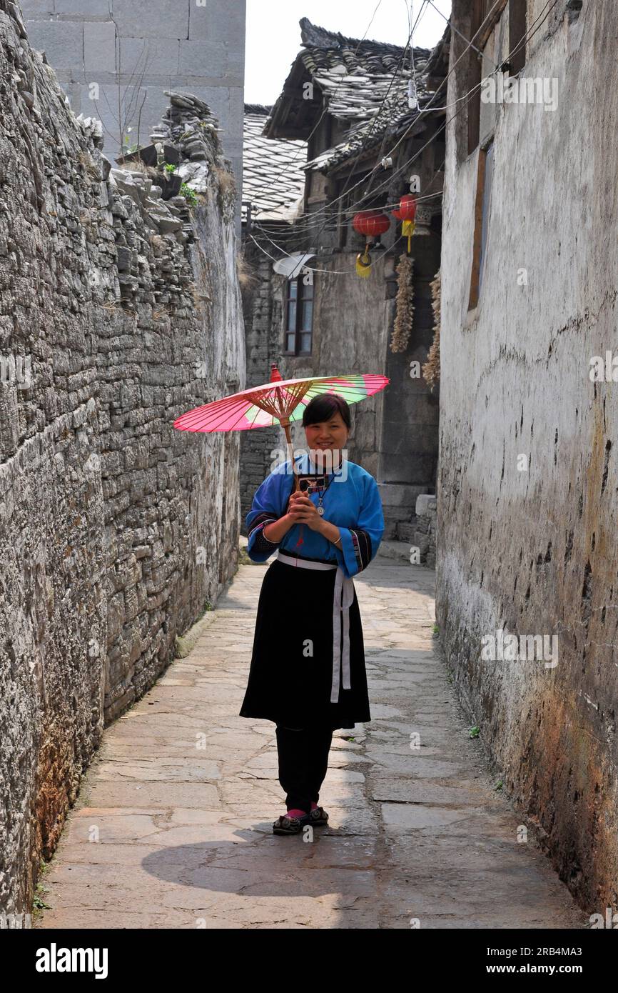 Chinese ethnic groups hi-res stock photography and images - Alamy