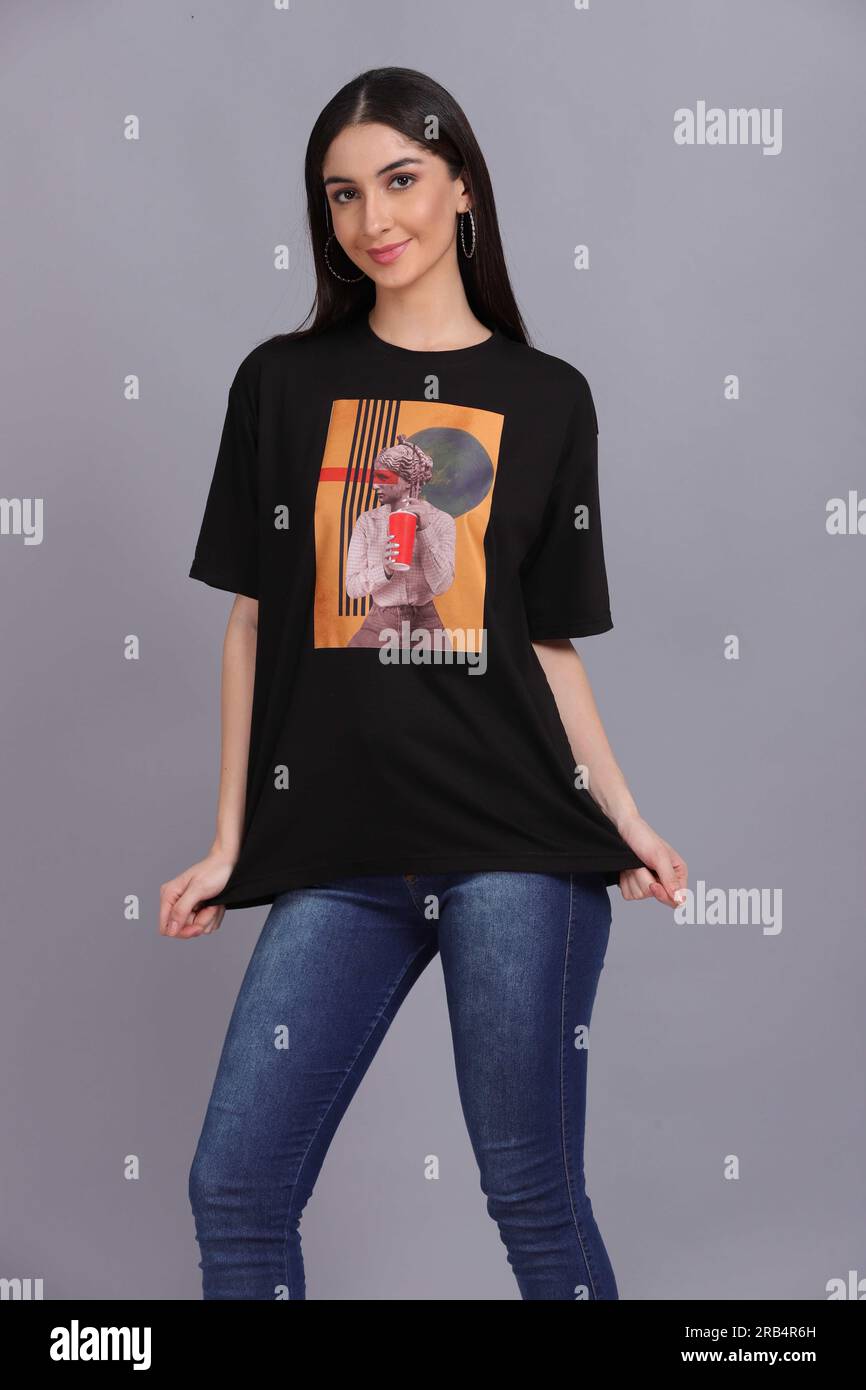 Female Model Wearing T-Shirt / T-shirt model Stock Photo - Alamy