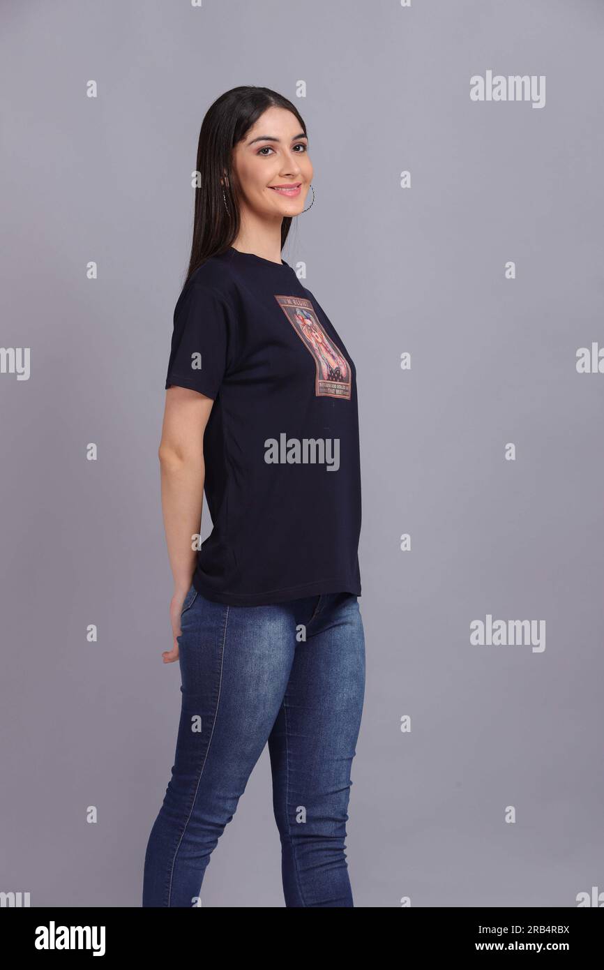 Female Model Wearing T-Shirt / T-shirt model Stock Photo - Alamy