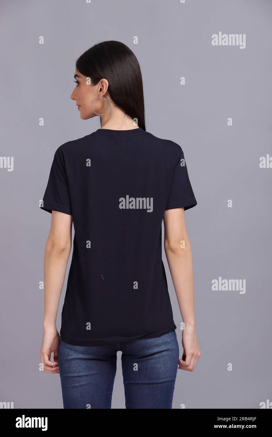 Female Model Wearing T-Shirt / T-shirt model Stock Photo - Alamy