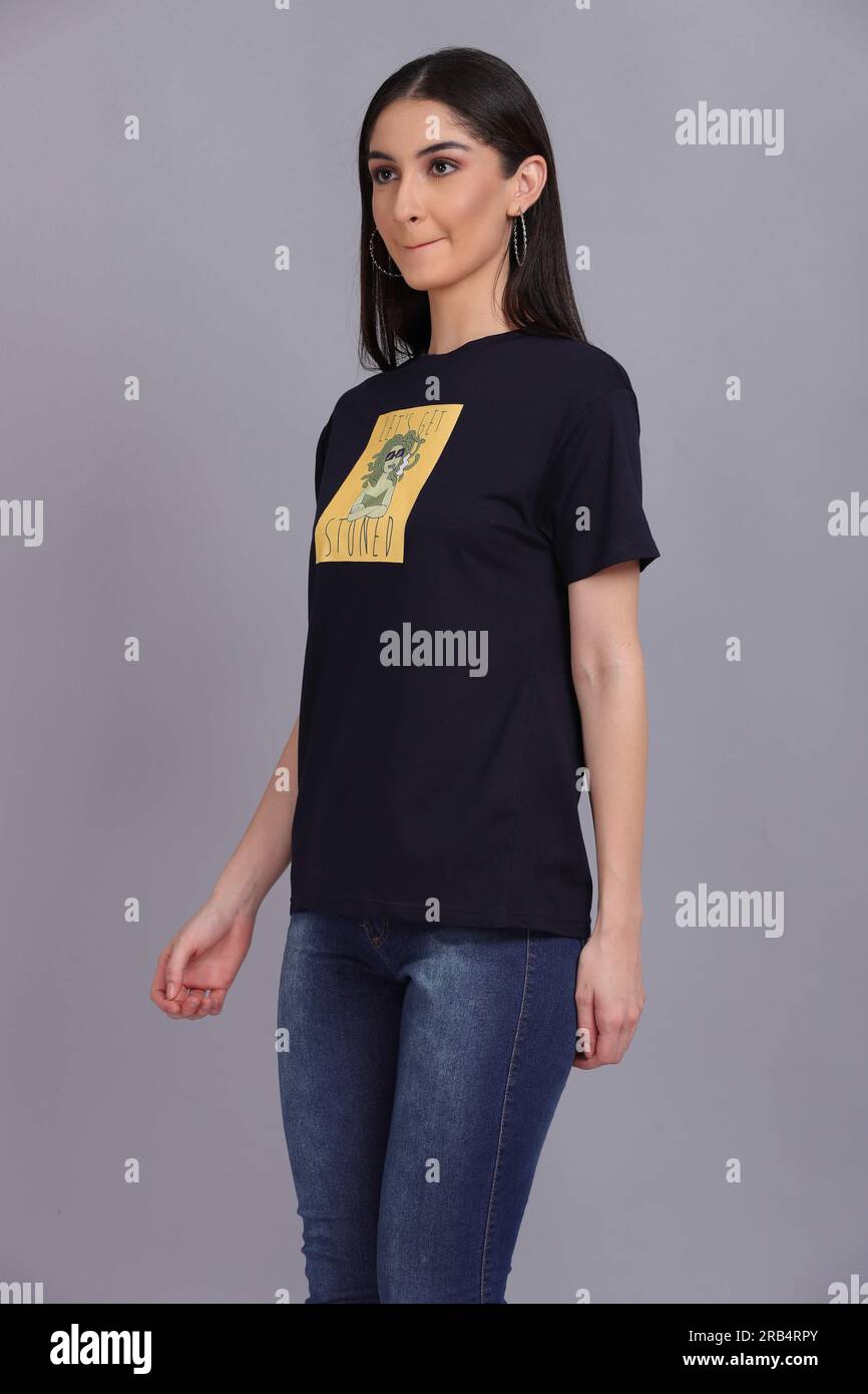 Female Model Wearing T-Shirt / T-shirt model Stock Photo - Alamy
