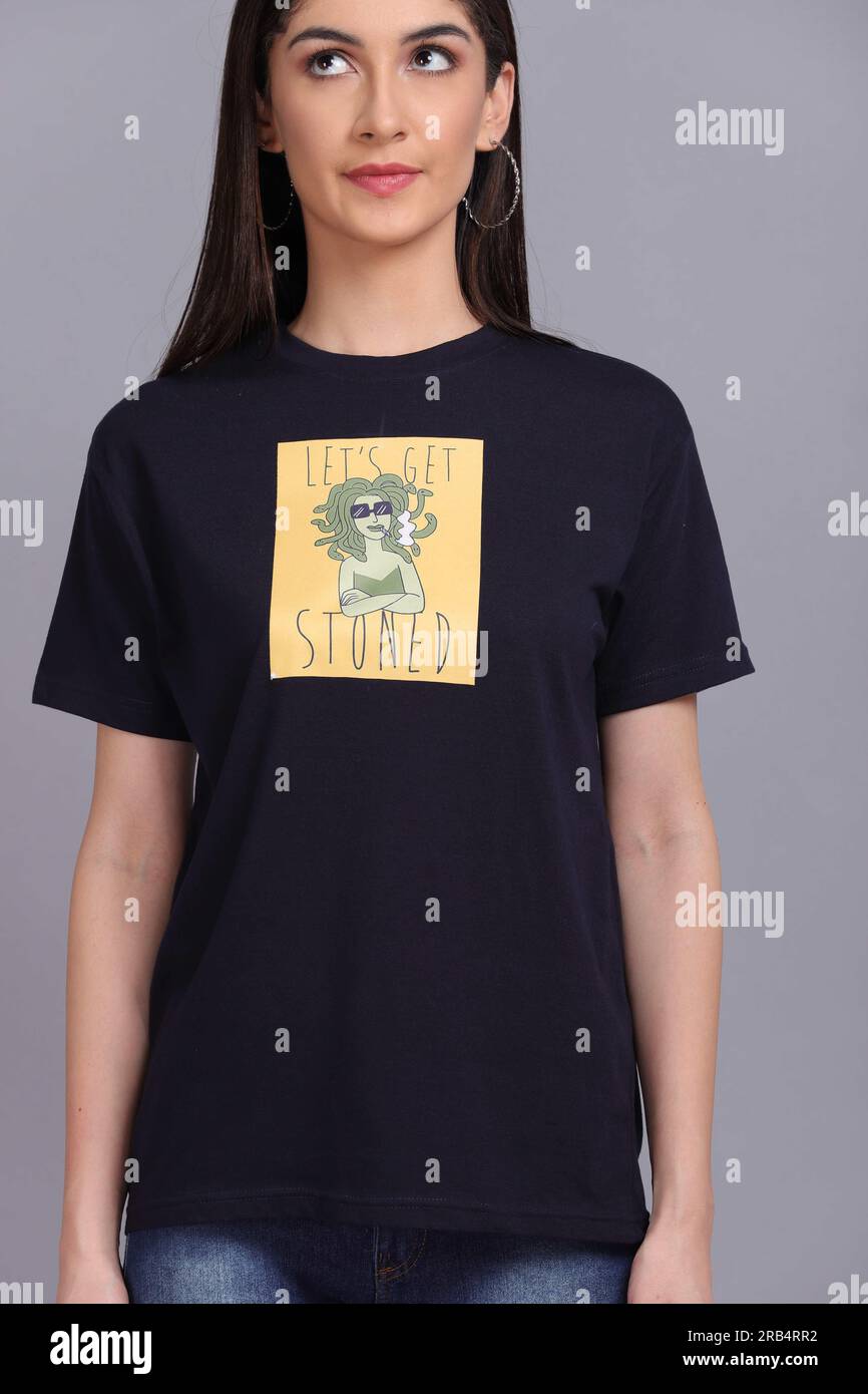 Female Model Wearing T-Shirt / T-shirt model Stock Photo - Alamy