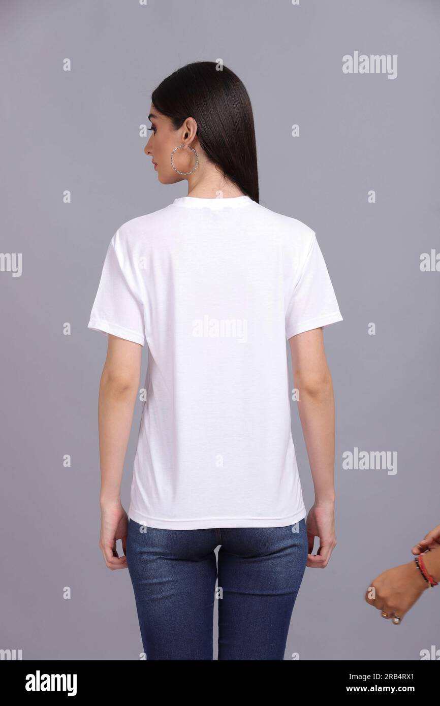 Female Model Wearing T-Shirt / T-shirt model Stock Photo - Alamy