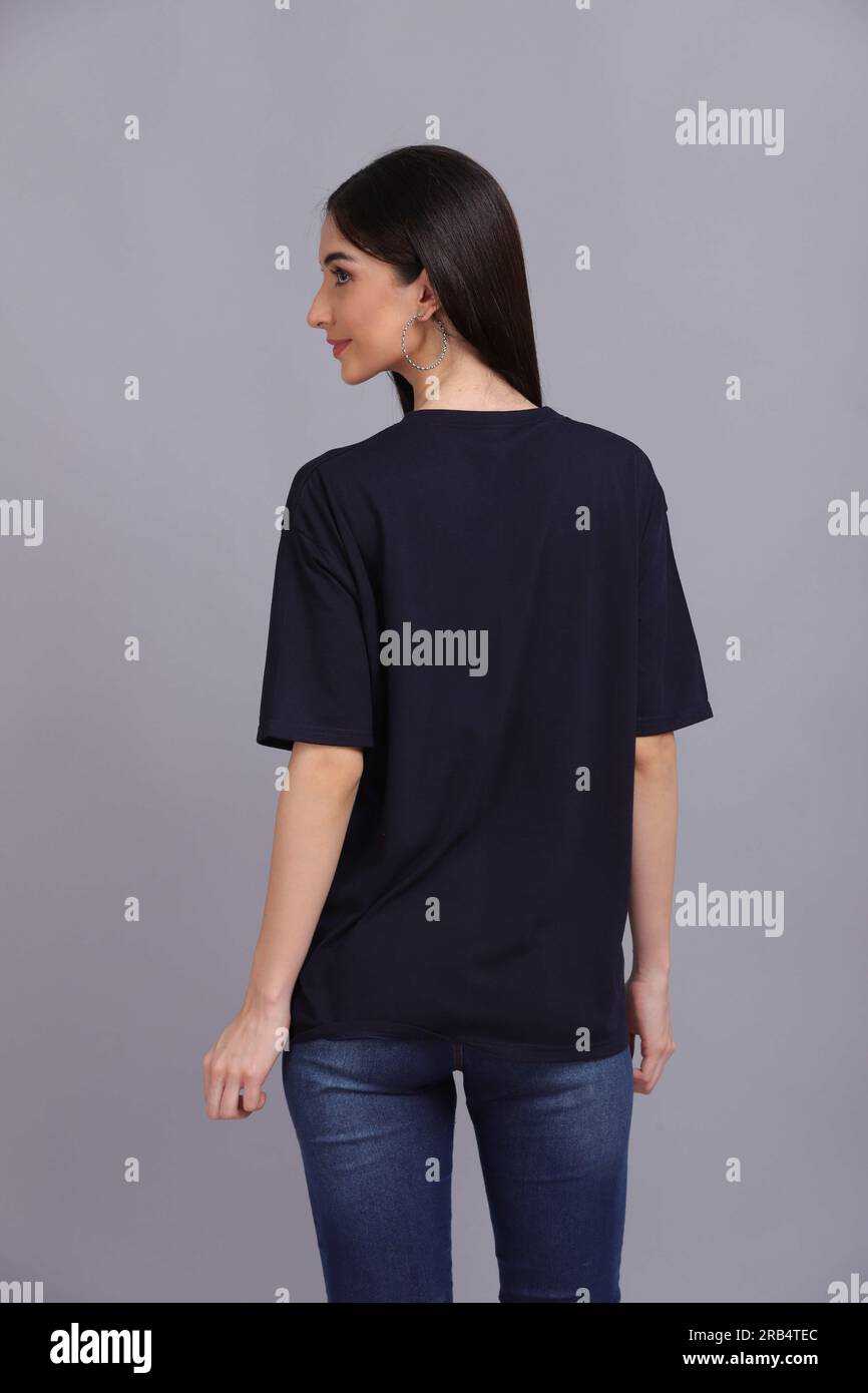 Female Model Wearing T-Shirt / T-shirt model Stock Photo - Alamy