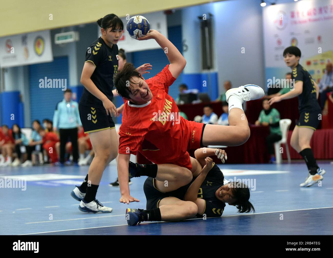Hong Kong, China. 7th July, 2023. Jiang Yishan (top) of China competes ...